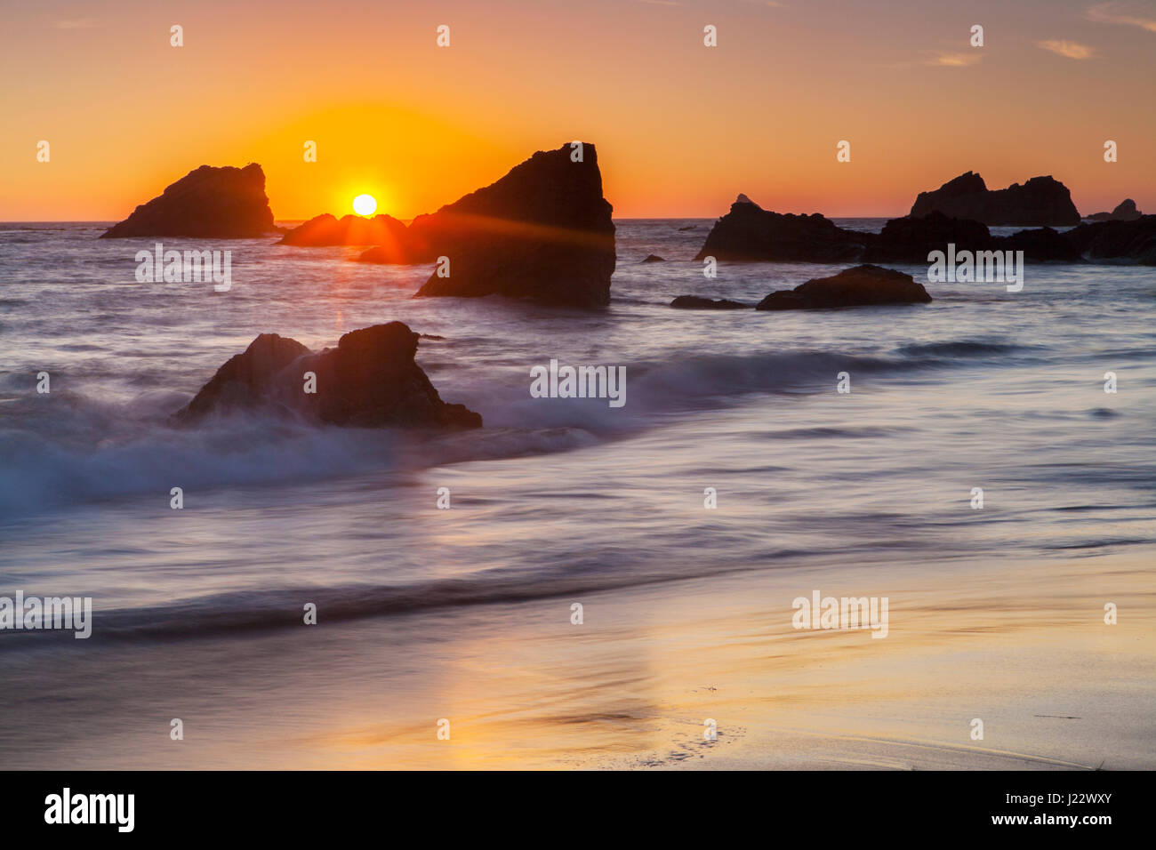 Sunset at Harris Beach in Harris Beach State Park on the Oregon coast ...