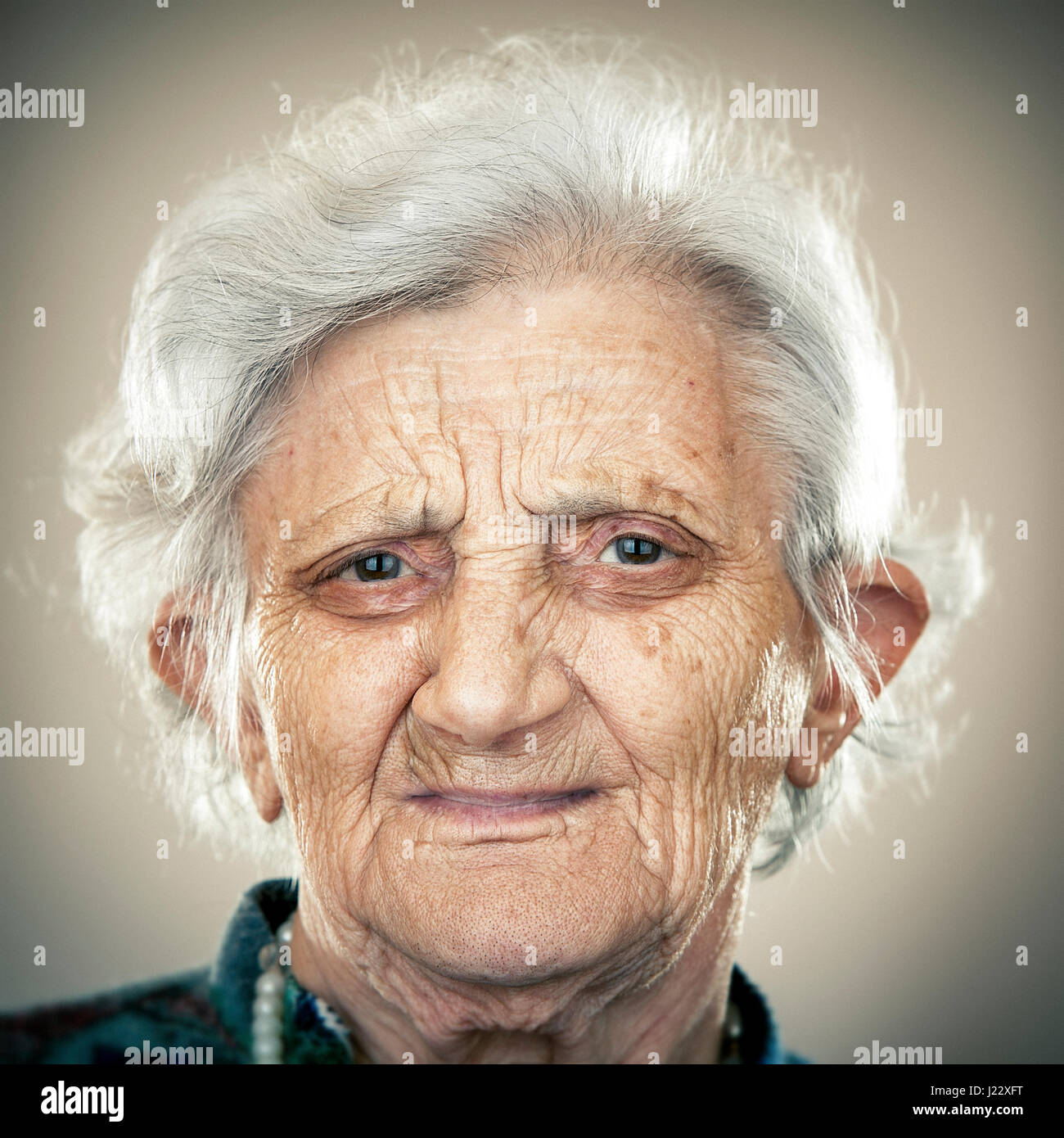 Portrait old lady 80 100 hi-res stock photography and images - Alamy