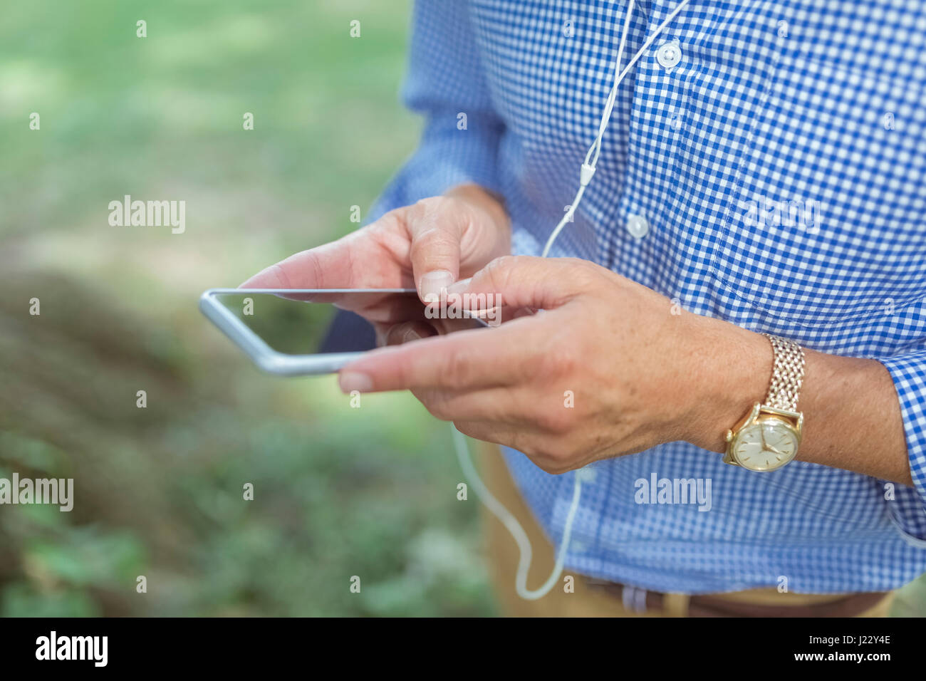 Man's hands and texting and phone hi-res stock photography and images ...