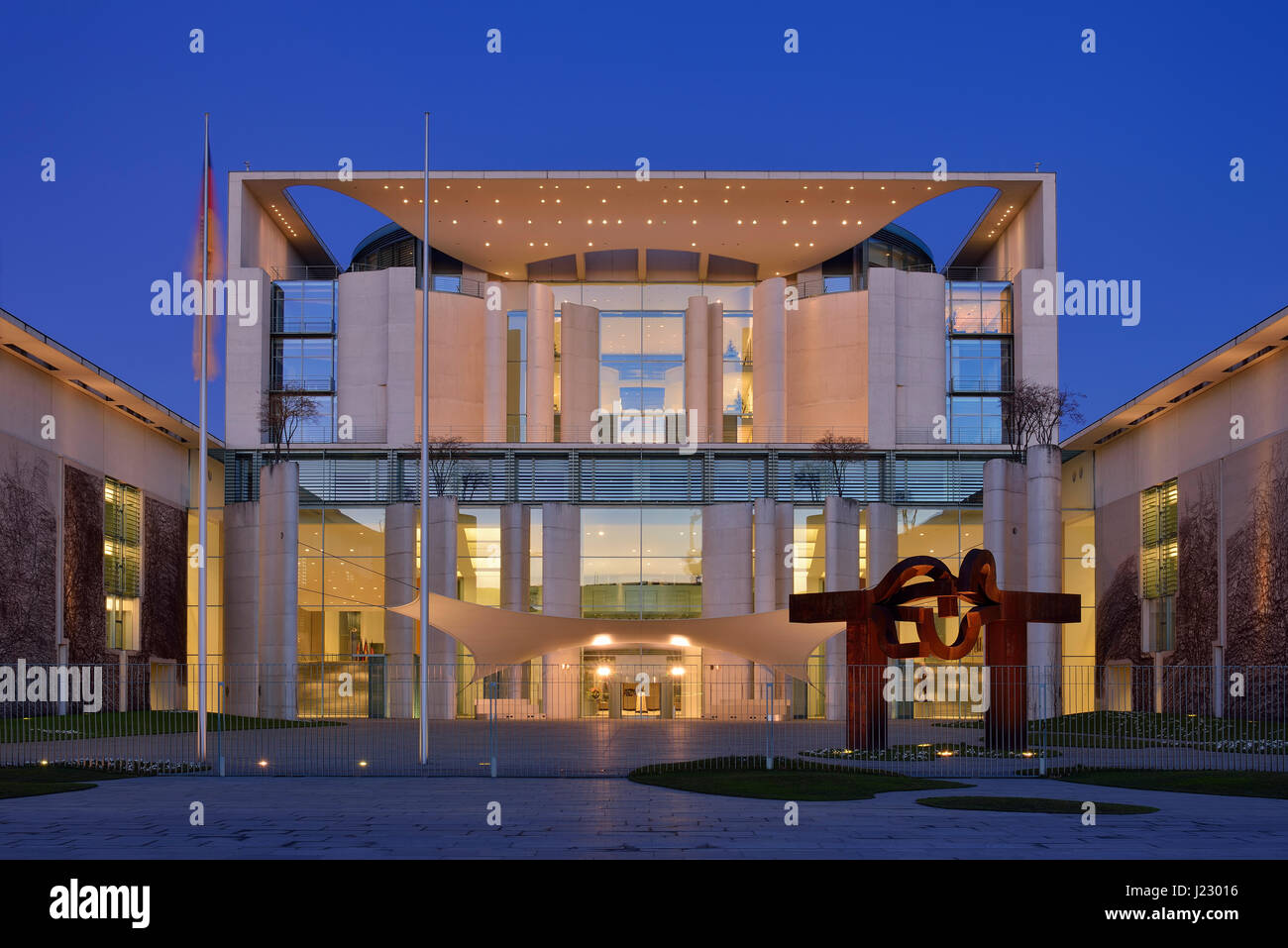 Bundeskanzleramt (Chancellor´s office) illuminated at dawn. Berlin ...
