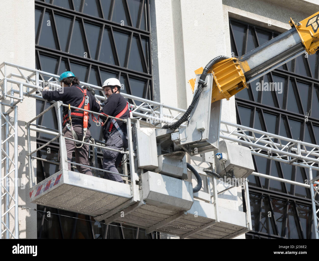 Aerial access platform hi-res stock photography and images - Alamy