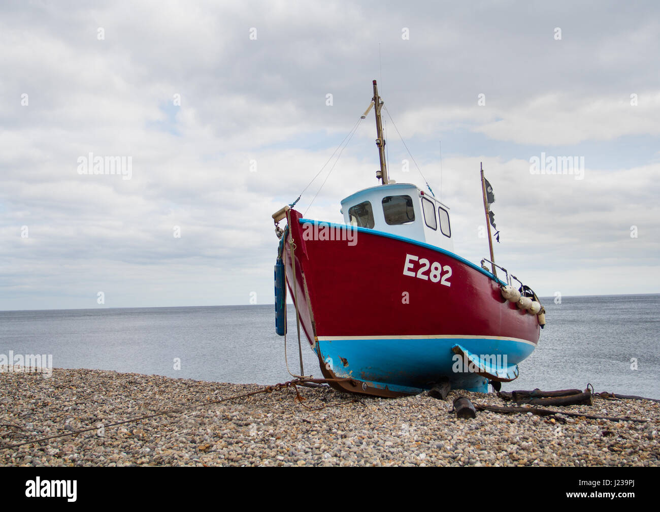 Beached small fishing boat hi-res stock photography and images - Alamy