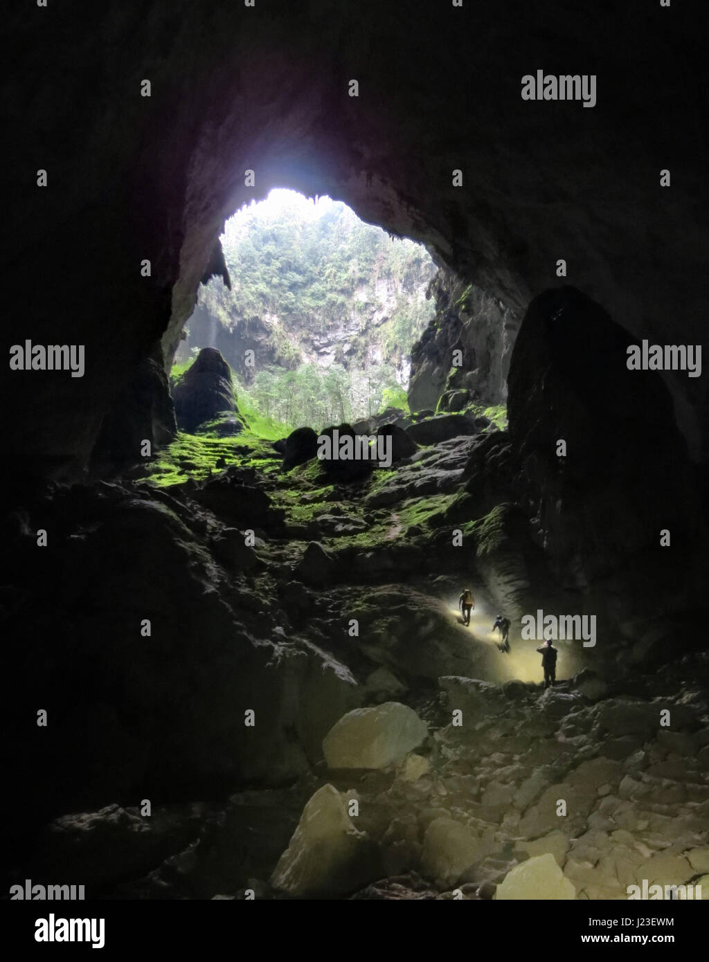 SON DOONG, VIETNAM: EYE-OPENING images showing tourists venturing and ...