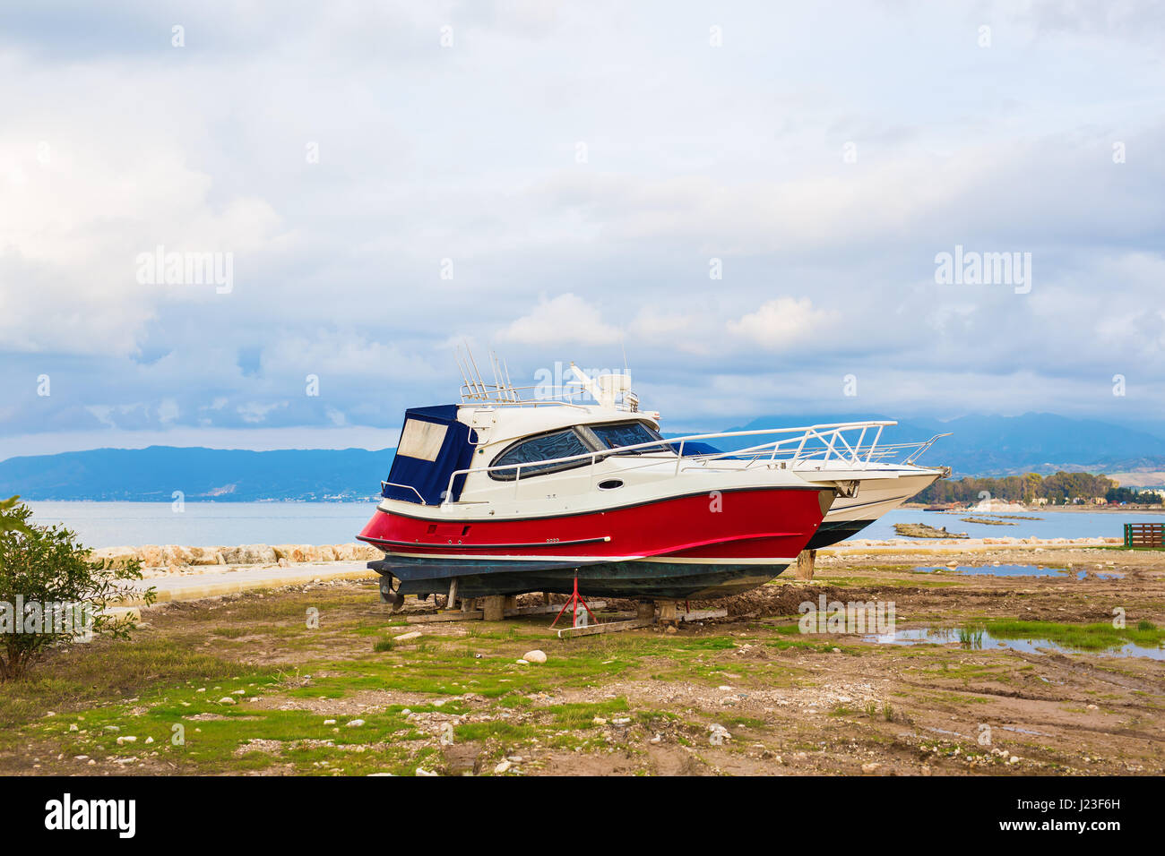 The yachts are aground in shallow sea water. Boat run aground in ...