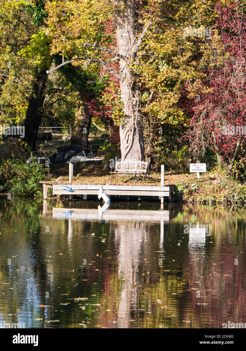 Bench, Pangbourne-on Thames, Reading, Berkshire, England, UK, GB Stock ...