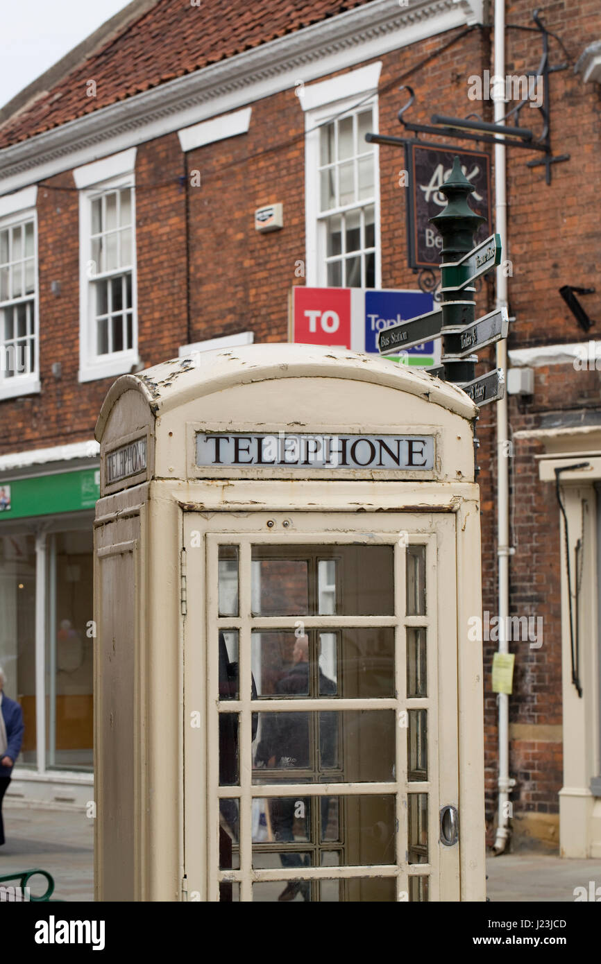 Hull cream telephone box hi-res stock photography and images - Alamy