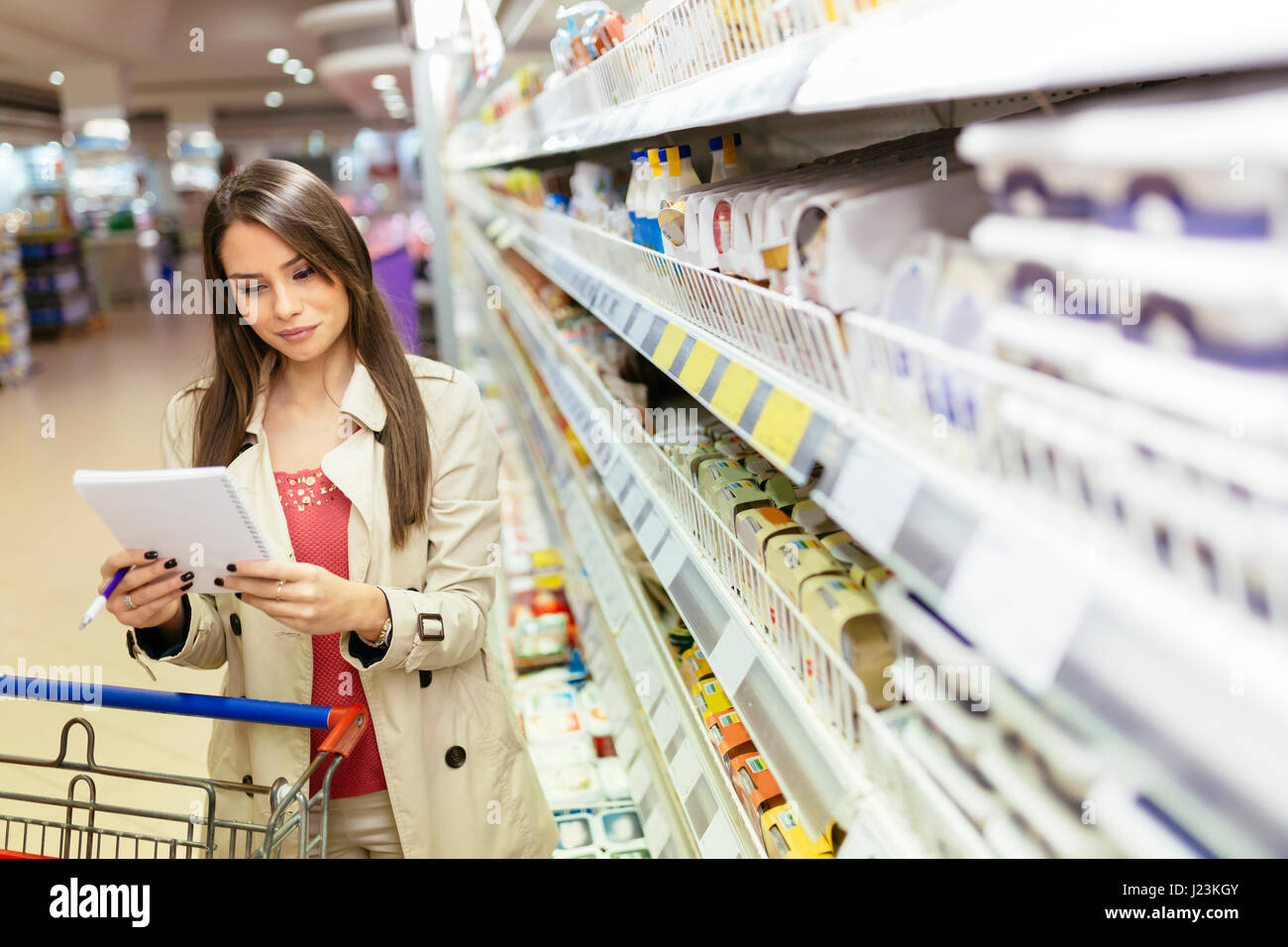 Grocery store with checklist hi-res stock photography and images - Alamy