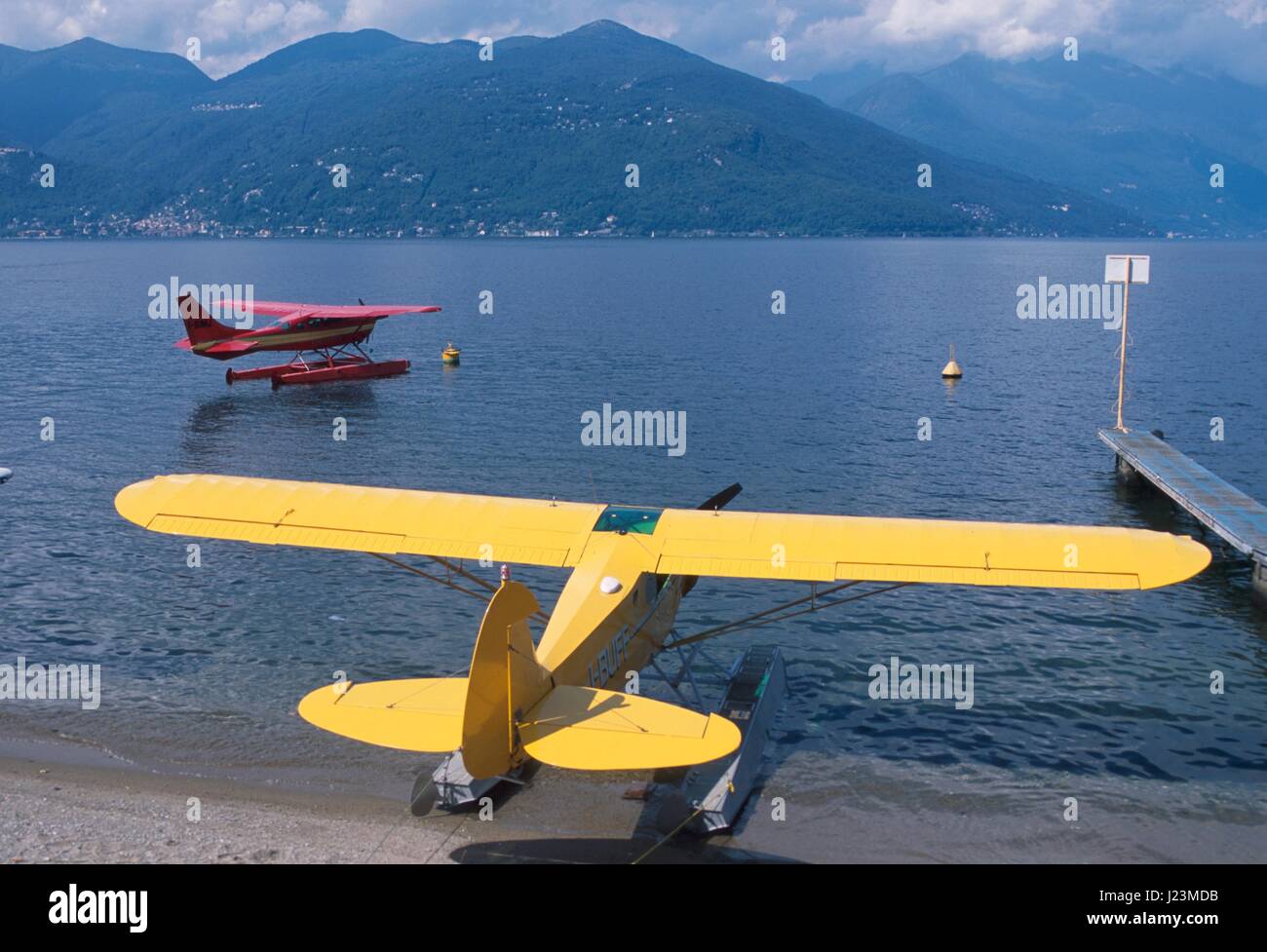 Piper cub seaplane hi-res stock photography and images - Alamy