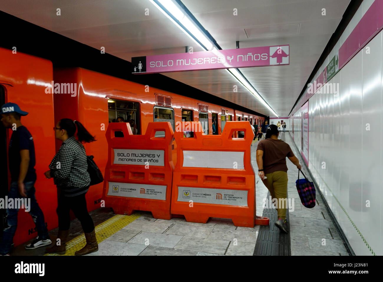 City blockade hi-res stock photography and images - Alamy