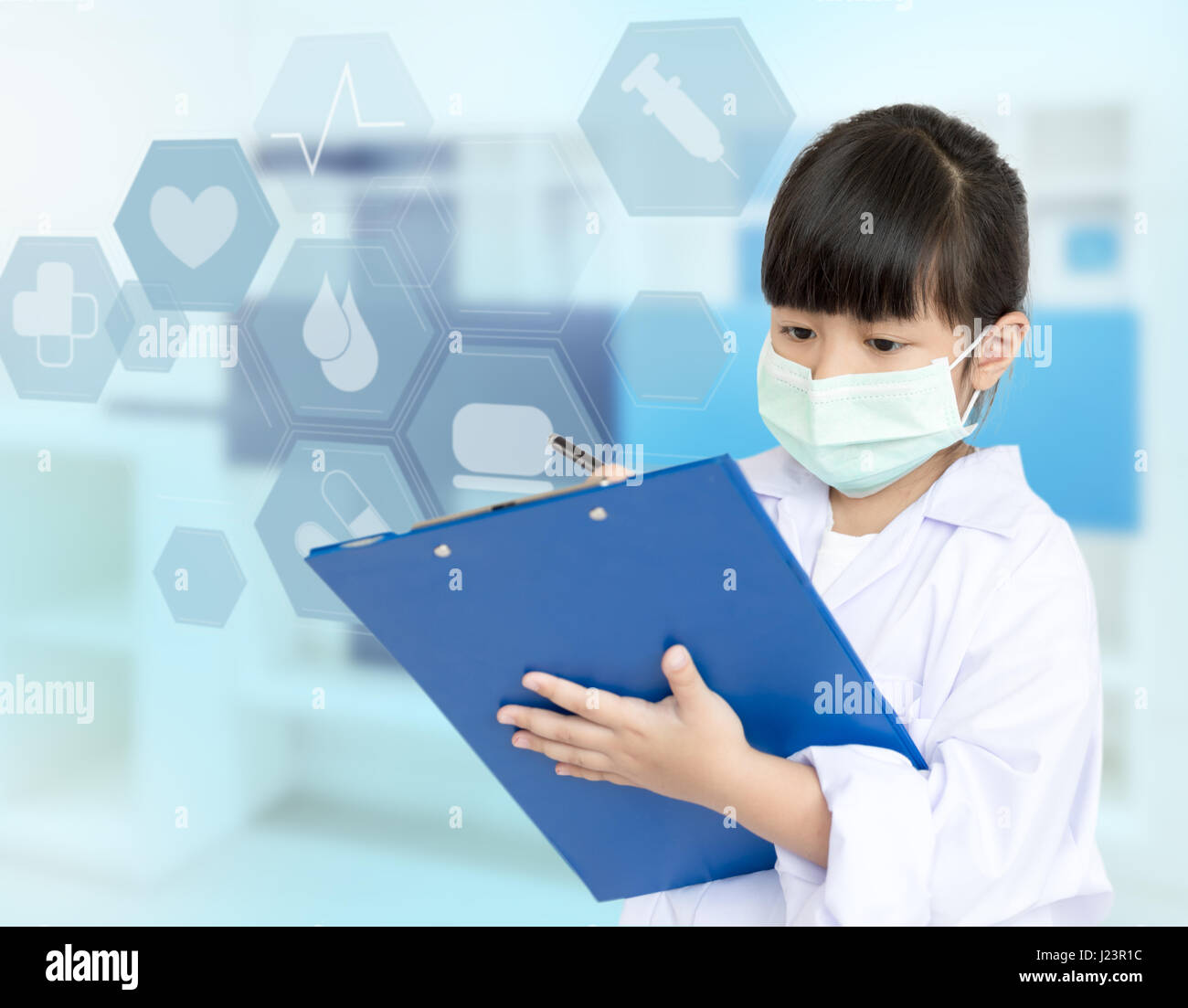 Doctors with kids hi-res stock photography and images - Alamy