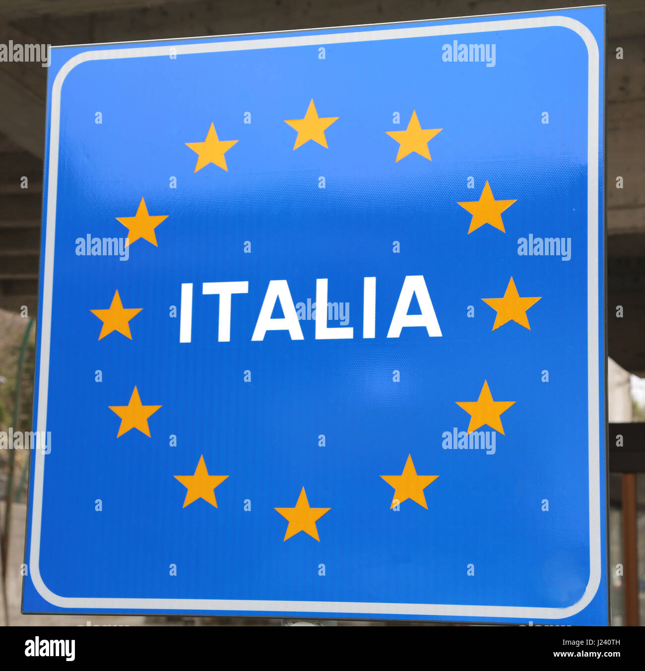 big road sign with text ITALIA near the italian border Stock Photo - Alamy