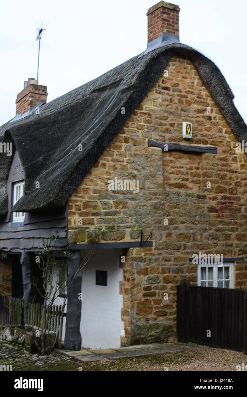 Thatched stone cottage Stock Photo - Alamy