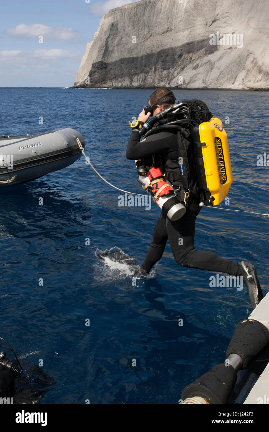 Diver using closed circuit rebreather enters water Stock Photo - Alamy