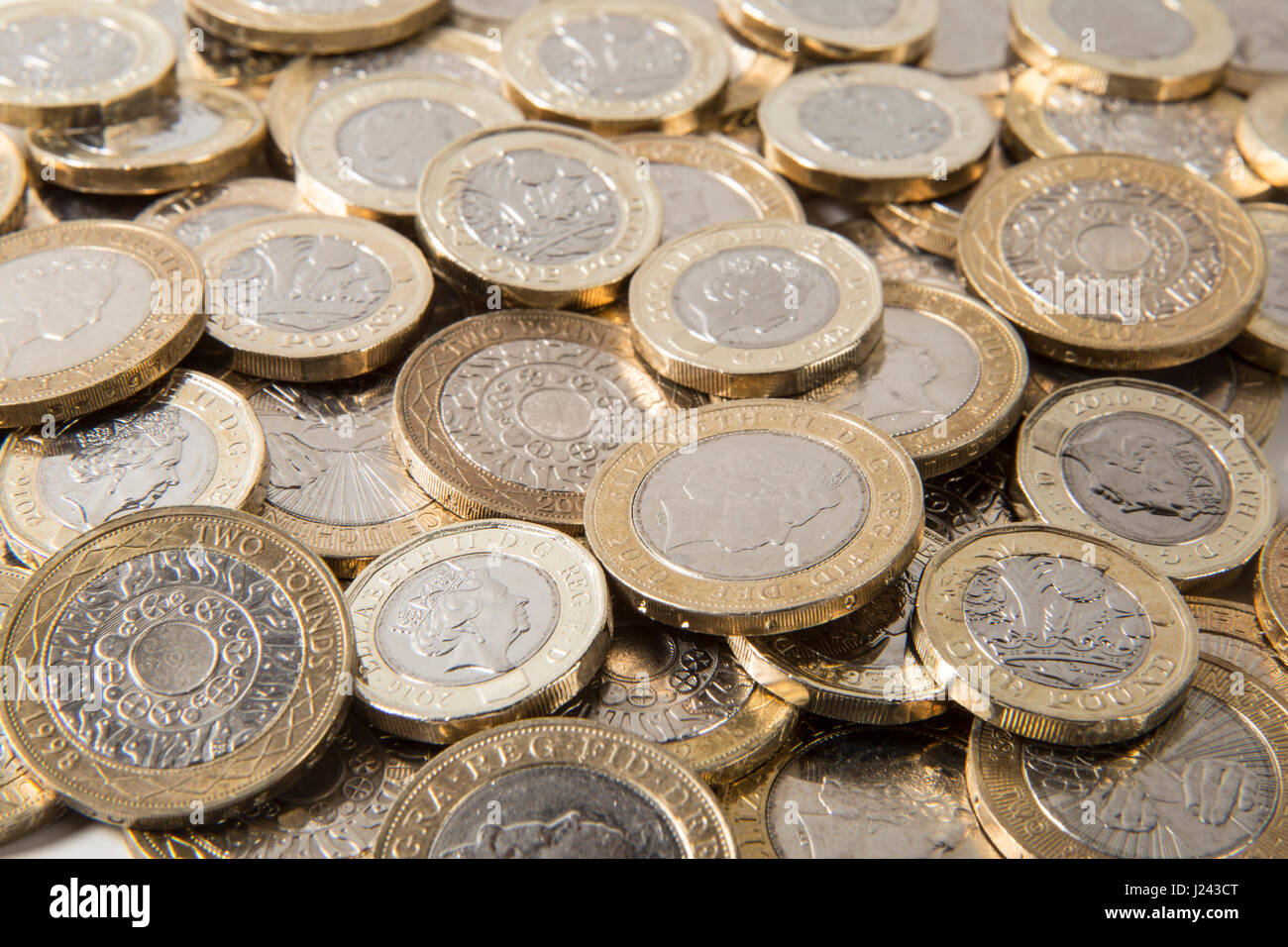Random layout of New British £1 & £2 coins Stock Photo - Alamy