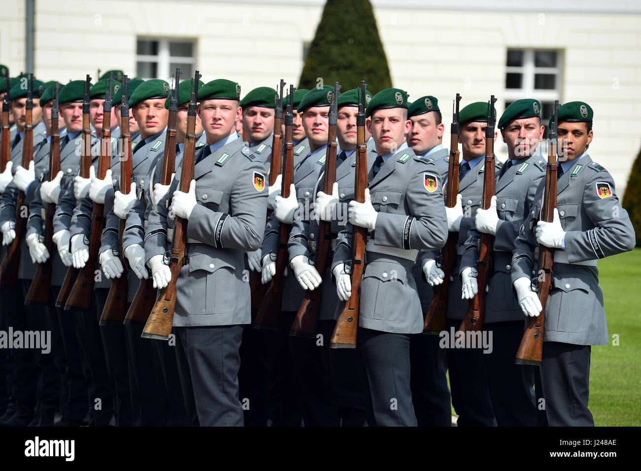 Berlin, Germany. 24th Apr, 2017. German soldiers form a ceremonial ...