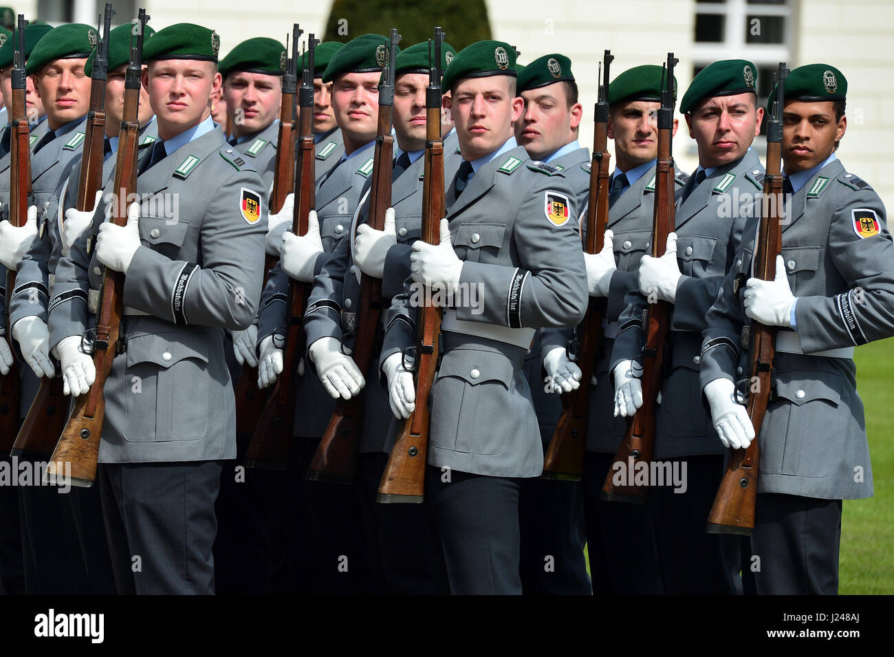 Berlin, Germany. 24th Apr, 2017. German soldiers form a ceremonial ...