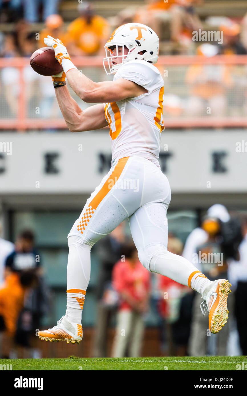 April 22, 2017: Eli Wolf 80 of the Tennessee Volunteers catches a pass ...