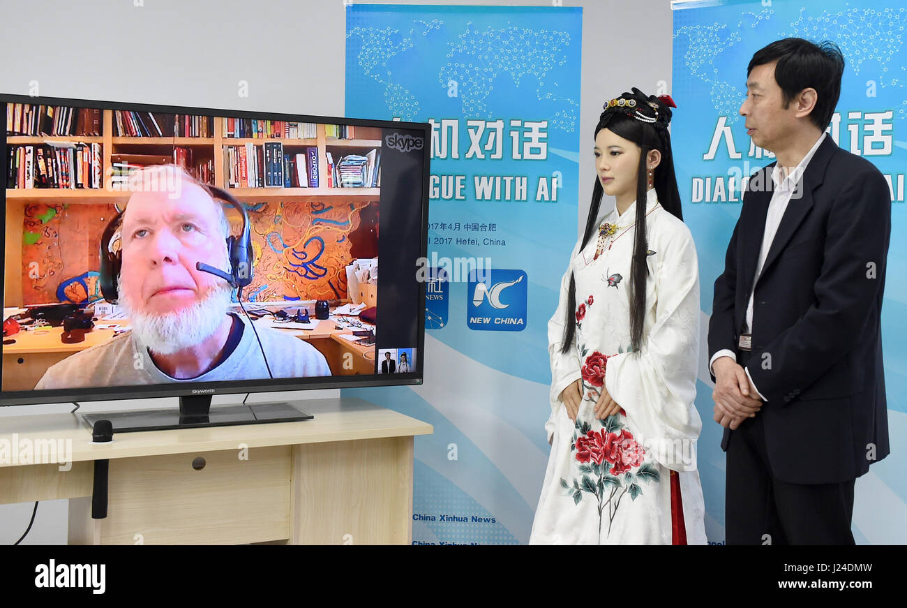 (170425) -- HEFEI, April 25, 2017 (Xinhua) -- Chen Xiaoping (R ...
