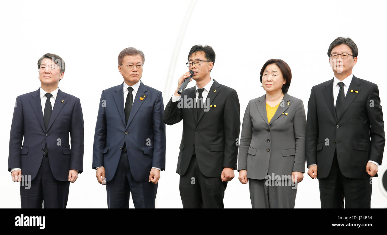 (L-R) Ahn Cheol-Soo, Moon Jae-In, Jeon Myeong-Seon, Sim Sang-Jeung, Yoo ...