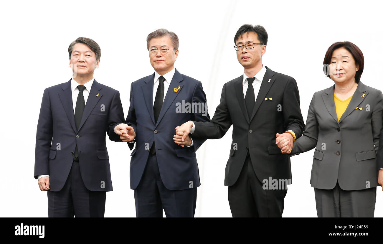 (L-R) Ahn Cheol-Soo, Moon Jae-In, Jeon Myeong-Seon, Sim Sang-Jeung, Apr ...