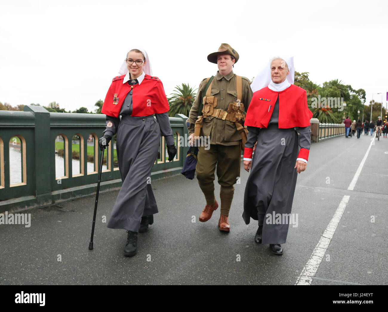 Melbourne, Australia. 25th Apr, 2017. People dressed as World War One ...