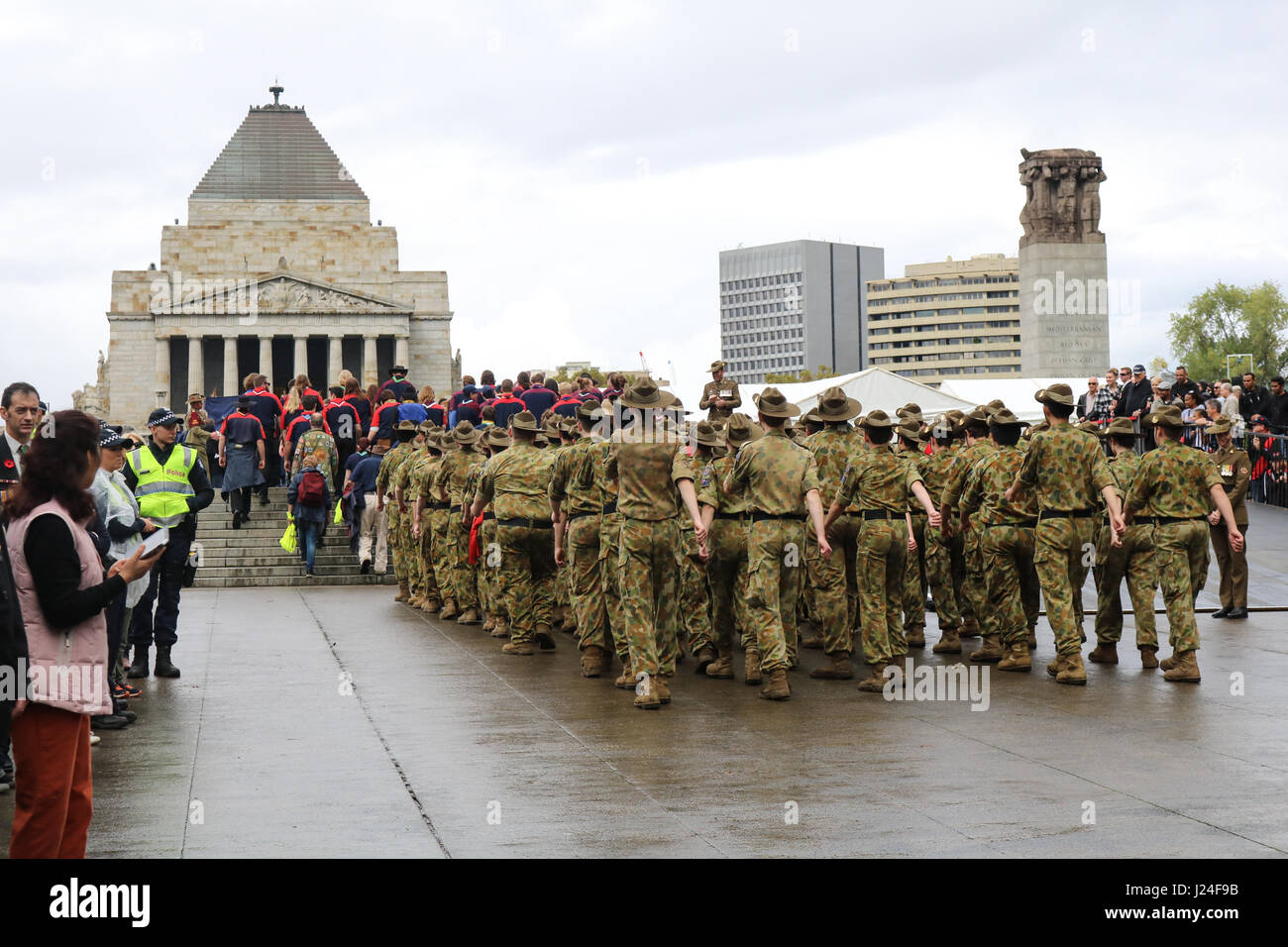 Melbourne, Australia. 25th Apr, 2017. Australian cadets march on Anzac ...