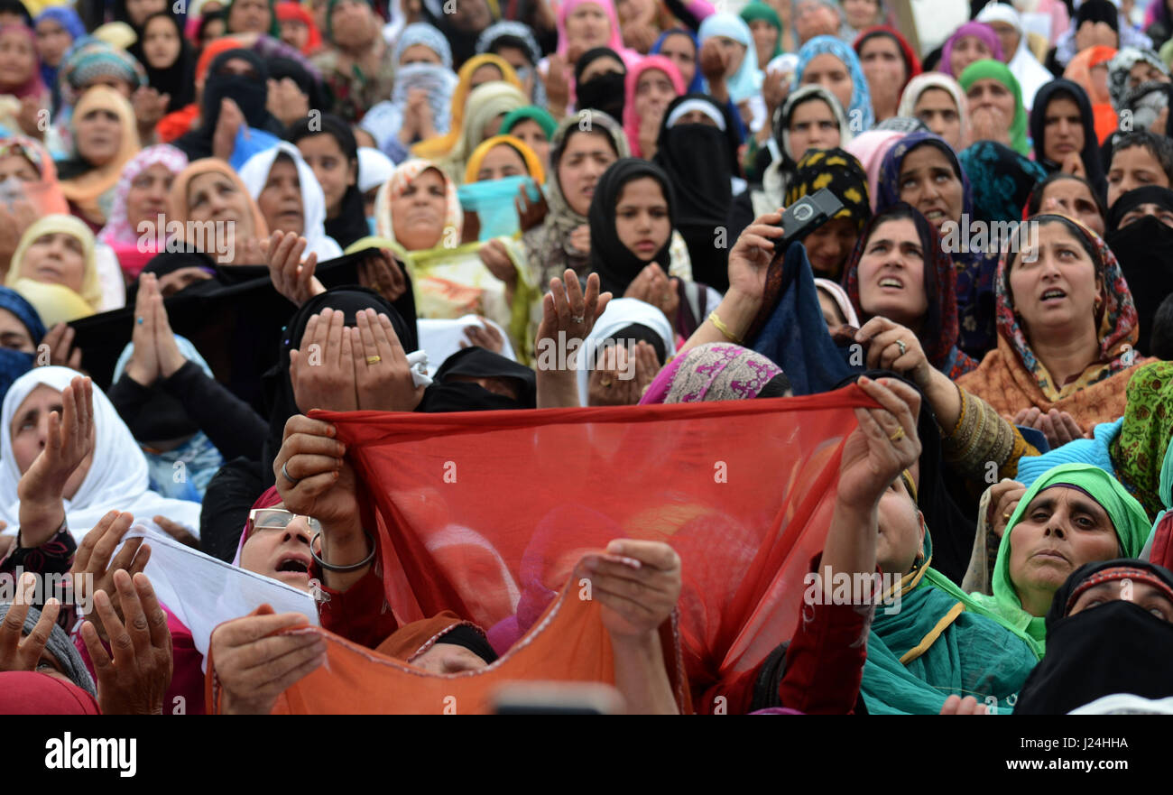 Srinagar, Indian Administered Kashmir. 25th April, 2017.Kashmiri Muslim ...