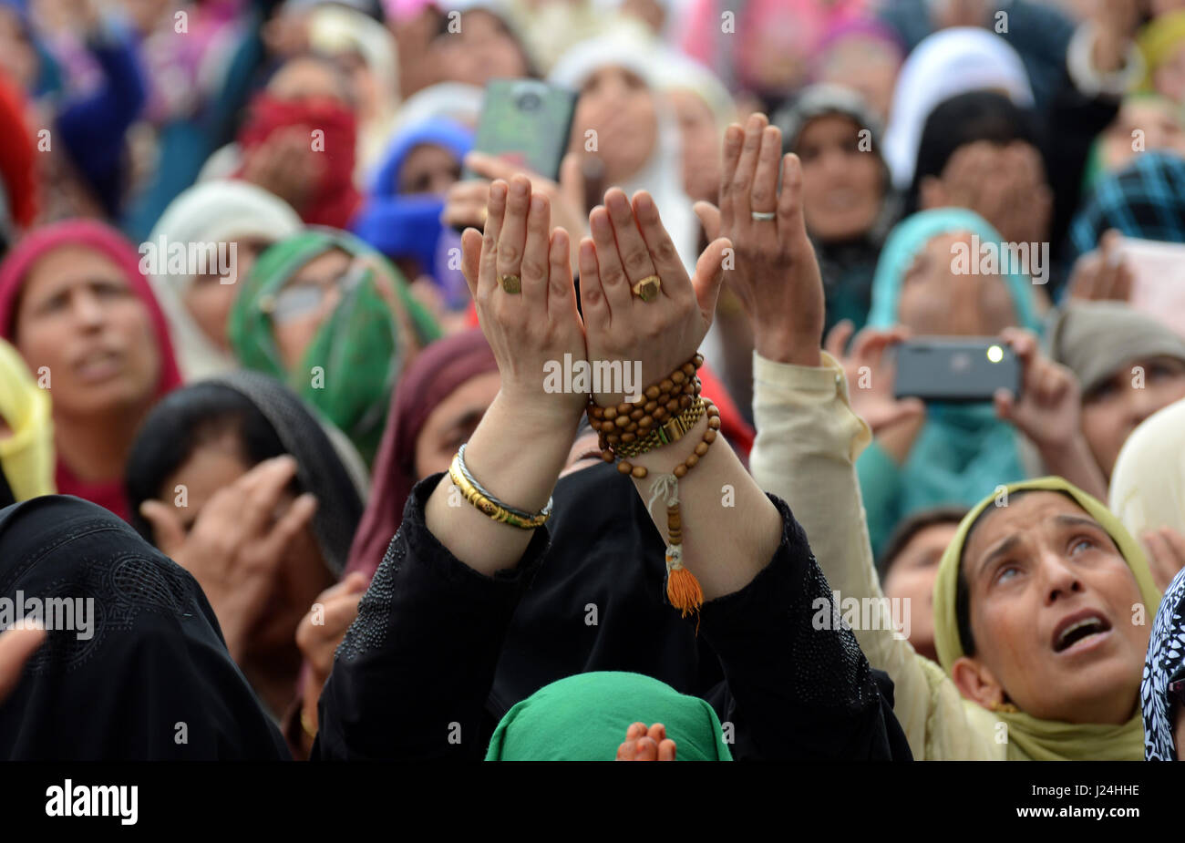 Srinagar, Indian Administered Kashmir. 25th April, 2017.Kashmiri Muslim ...