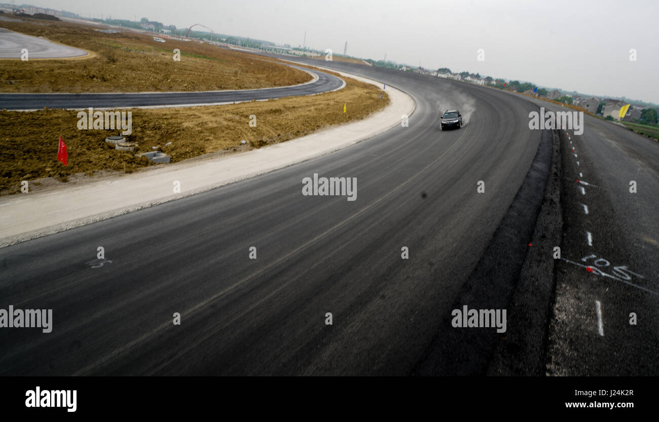 (170425) -- NANJING, April 25, 2017 (Xinhua) -- A car runs on a high ...