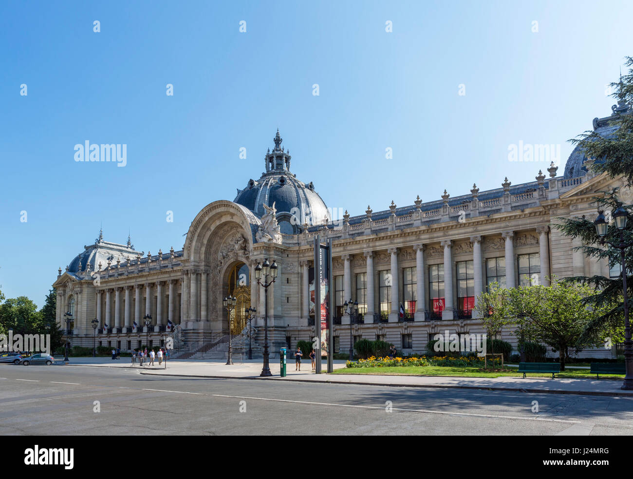 Petit palais entrance hi-res stock photography and images - Alamy