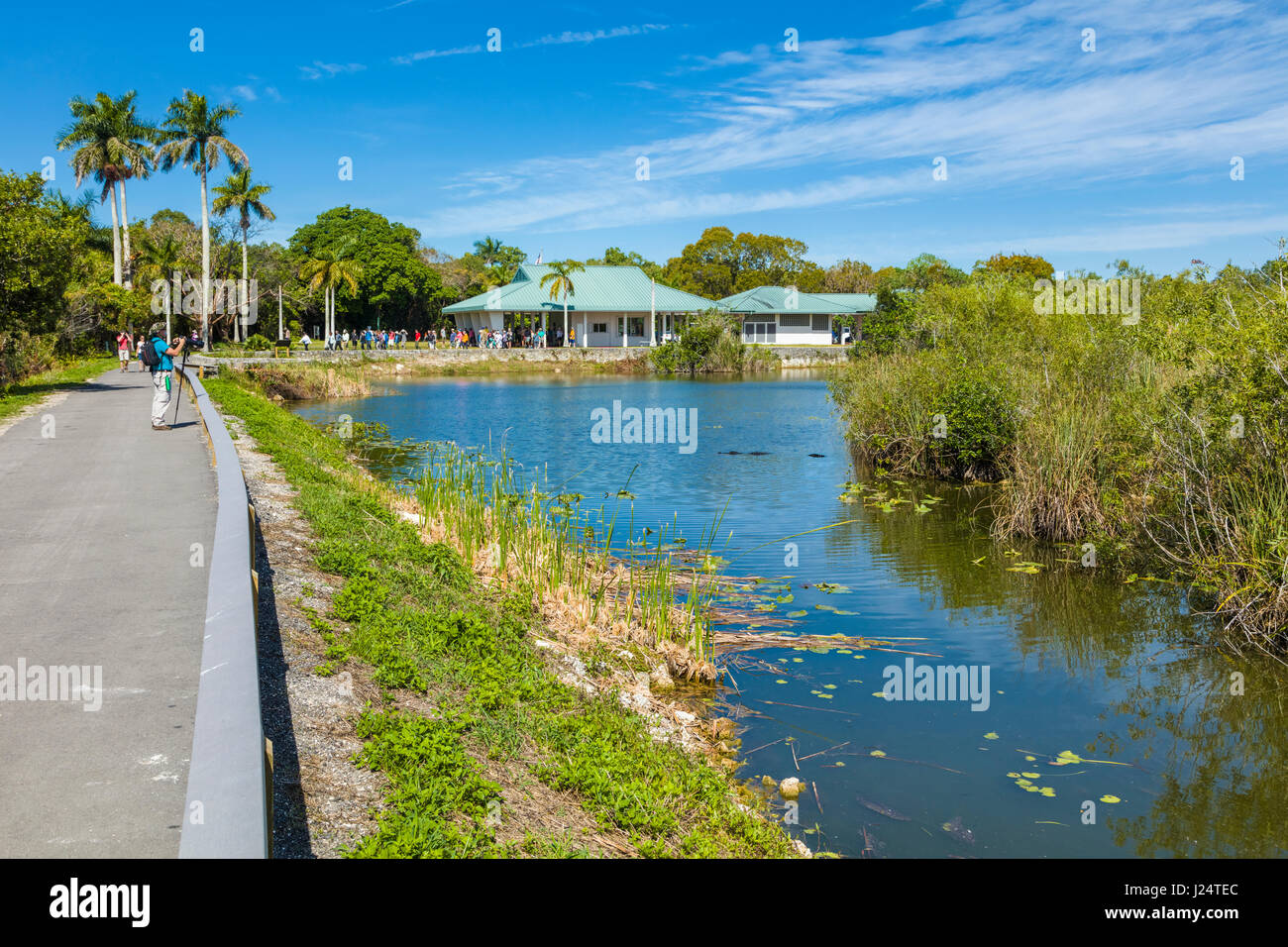 Visitor Center at the popular Anhinga Trail at the Royal Palms Visitor ...