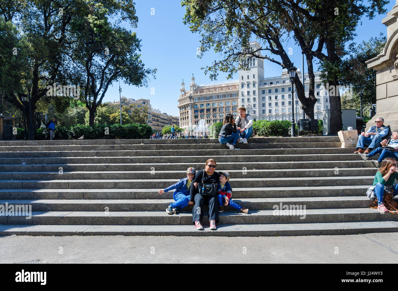 Tourists sitting on stairs hi-res stock photography and images - Alamy
