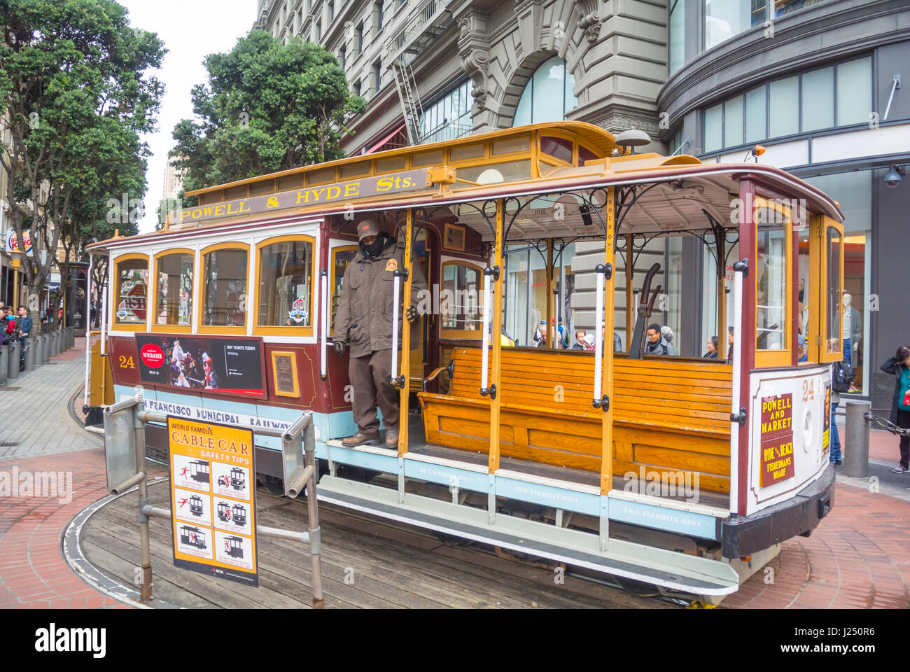 San francisco cable car street scene hi-res stock photography and ...