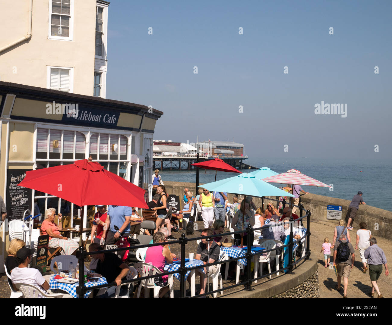Busy seaside resort hi-res stock photography and images - Alamy