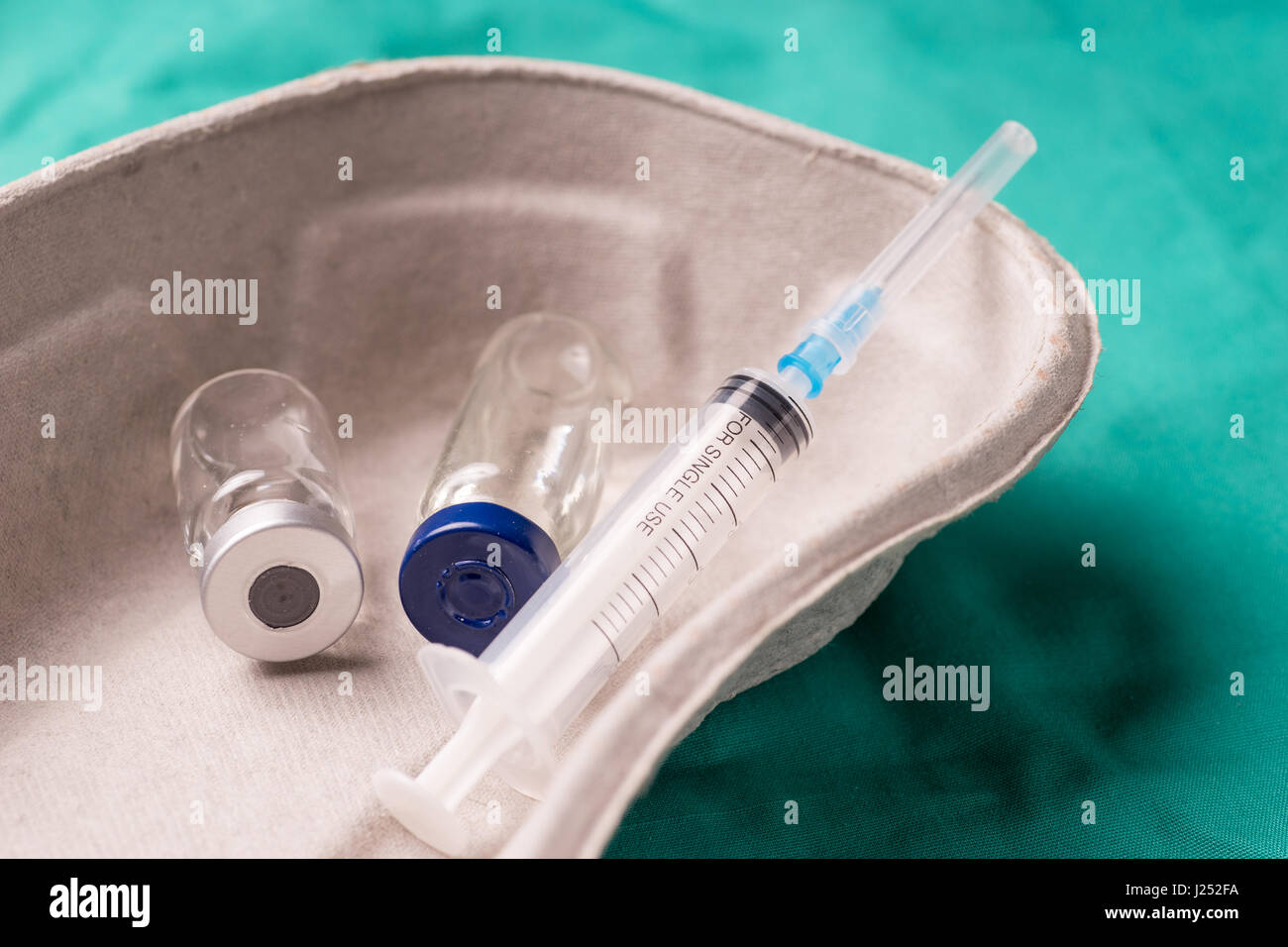 Insulin bottles hi-res stock photography and images - Alamy