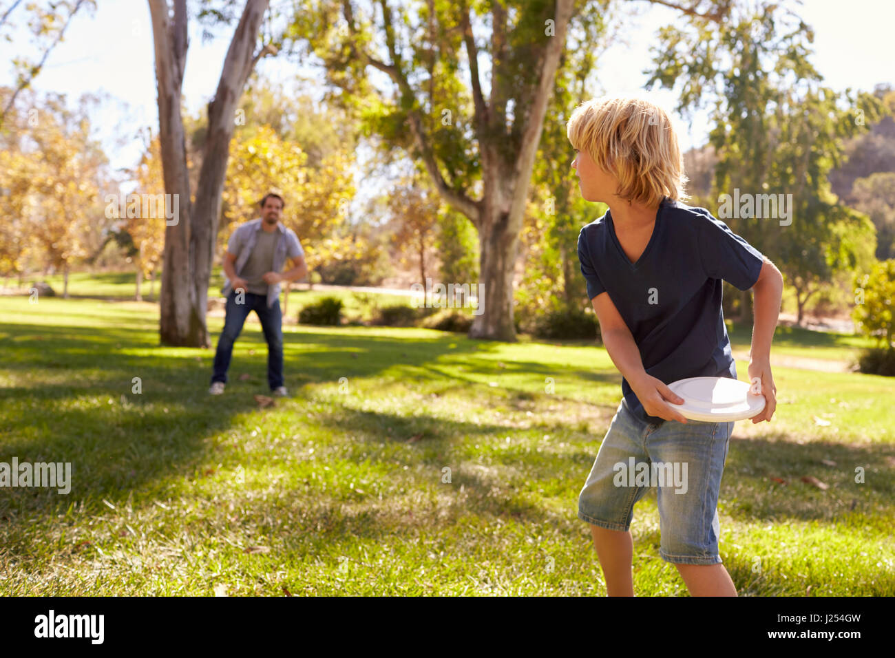 Men in park frisbee hi-res stock photography and images - Alamy