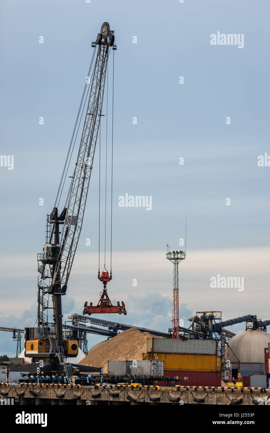 Cargo handling in the port Stock Photo - Alamy