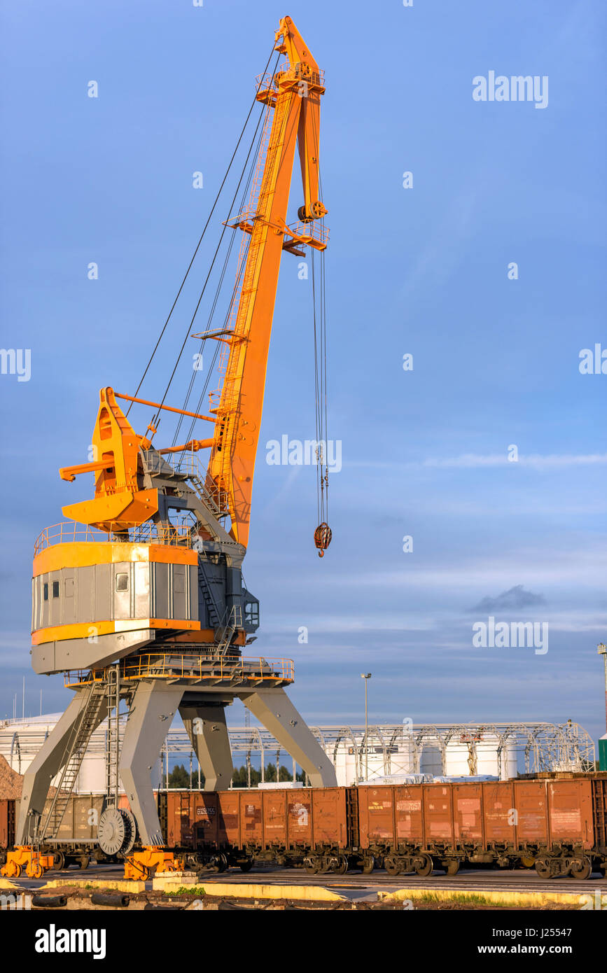 Cargo handling in the port Stock Photo - Alamy