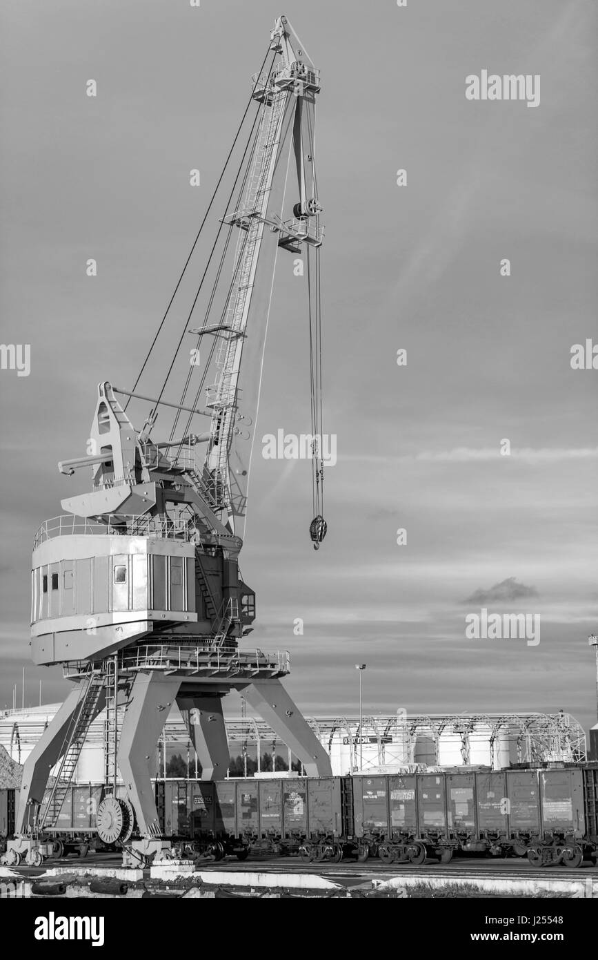 Cargo handling in the port Stock Photo - Alamy