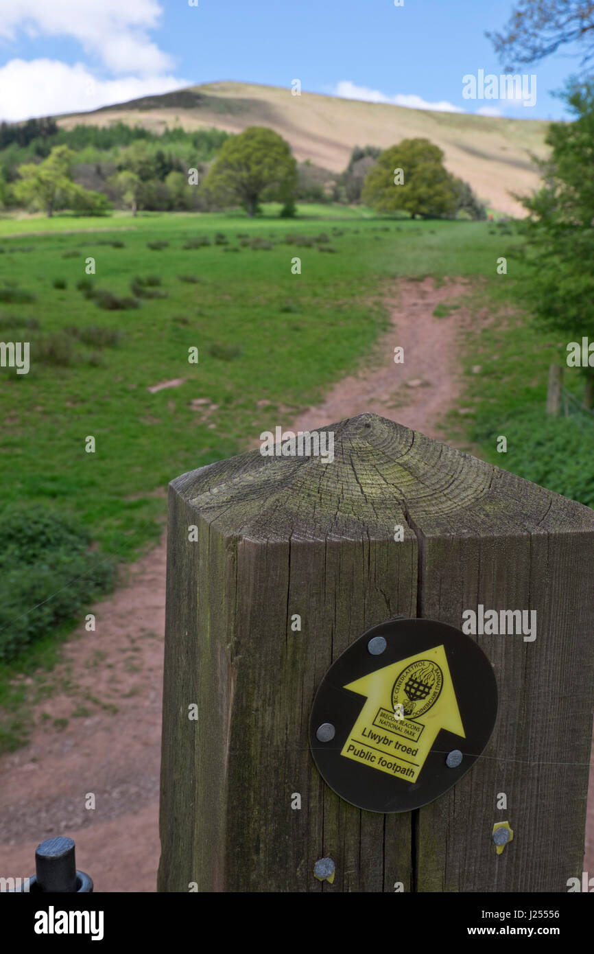 Bilingual signs in English and Welsh at the Brecon Beacons National ...
