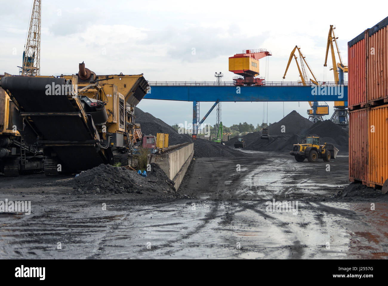 Coal handling operations at the port Stock Photo - Alamy