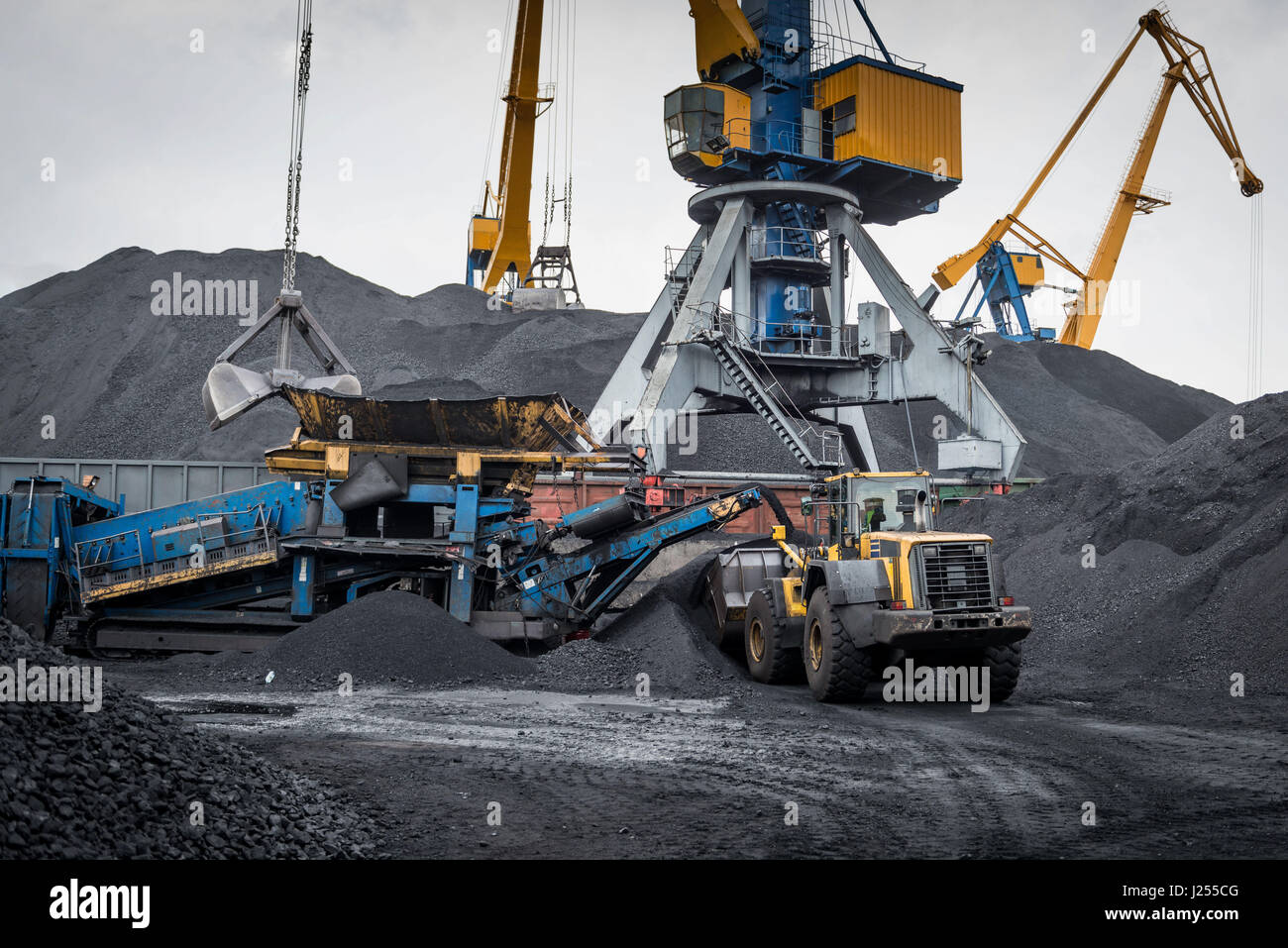 Work in port coal handling terminal Stock Photo - Alamy