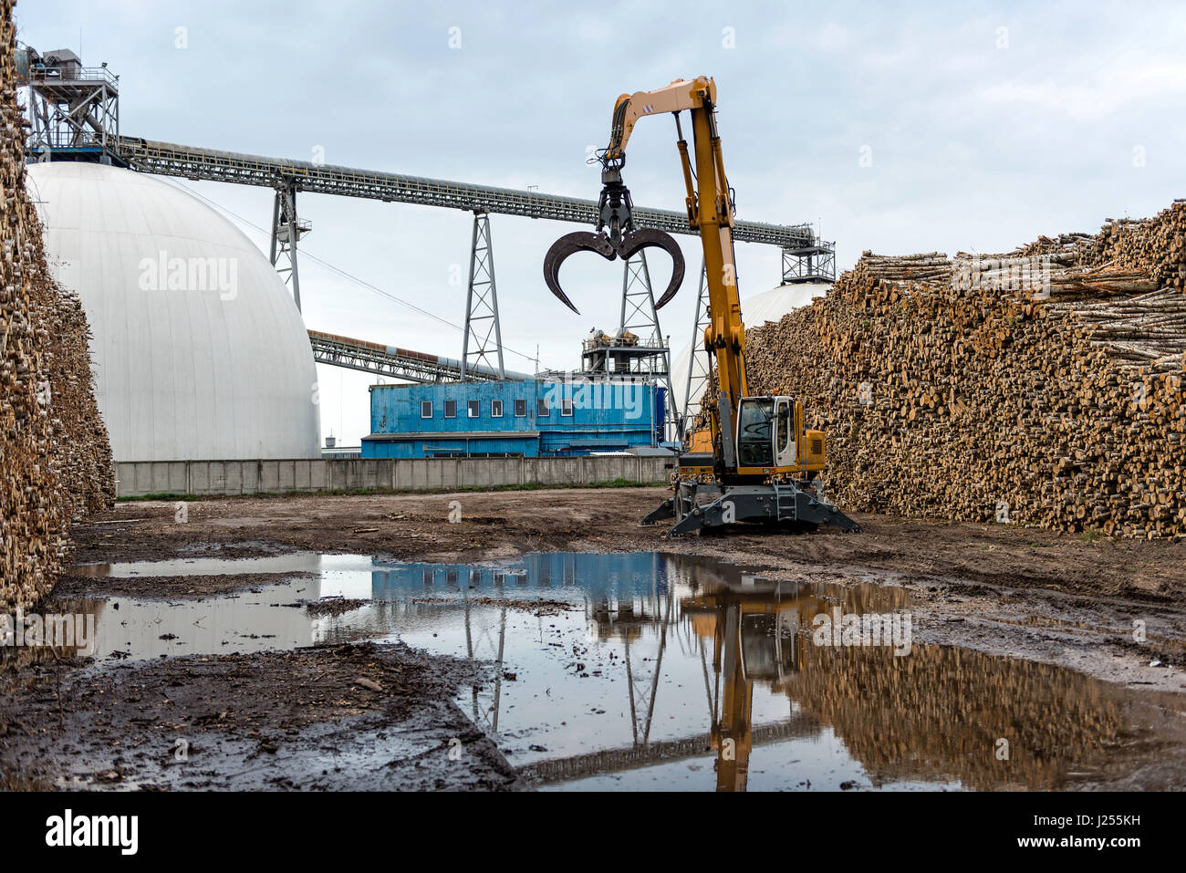 Log loading hi-res stock photography and images - Alamy