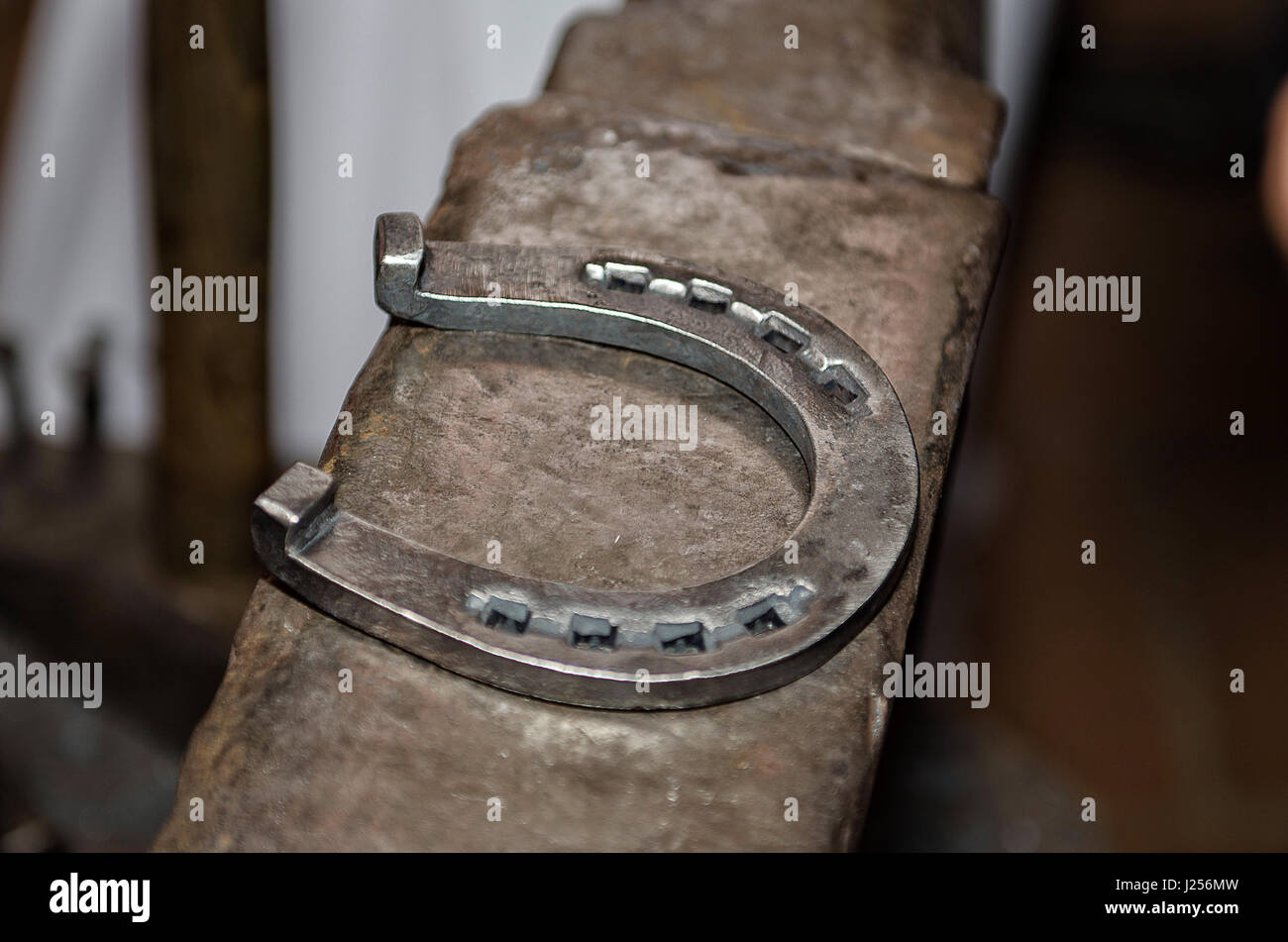 Horse horseshoe the blacksmith's anvil Stock Photo - Alamy