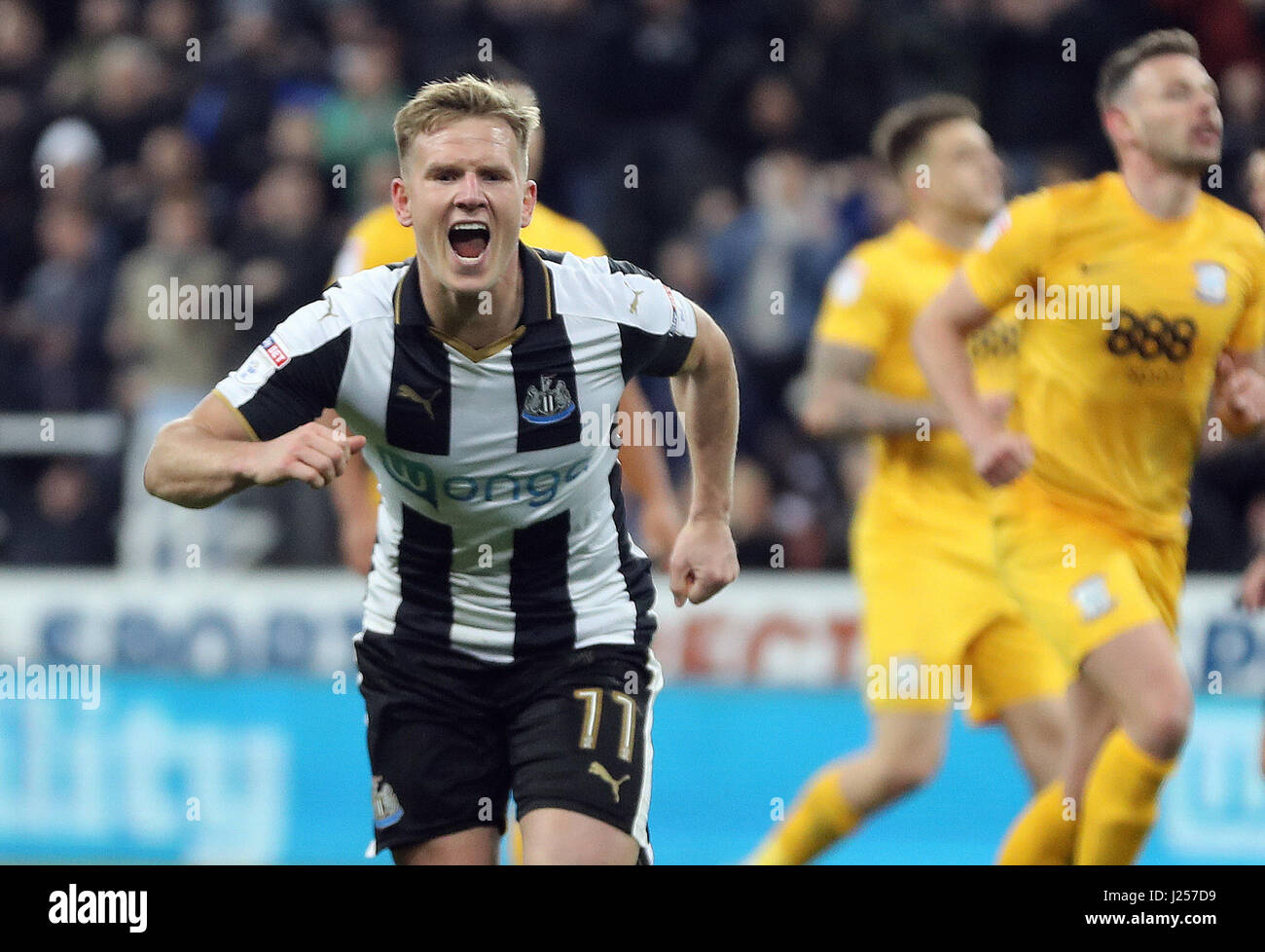 Newcastle United's Matt Ritchie celebrates scoring his sides third goal ...