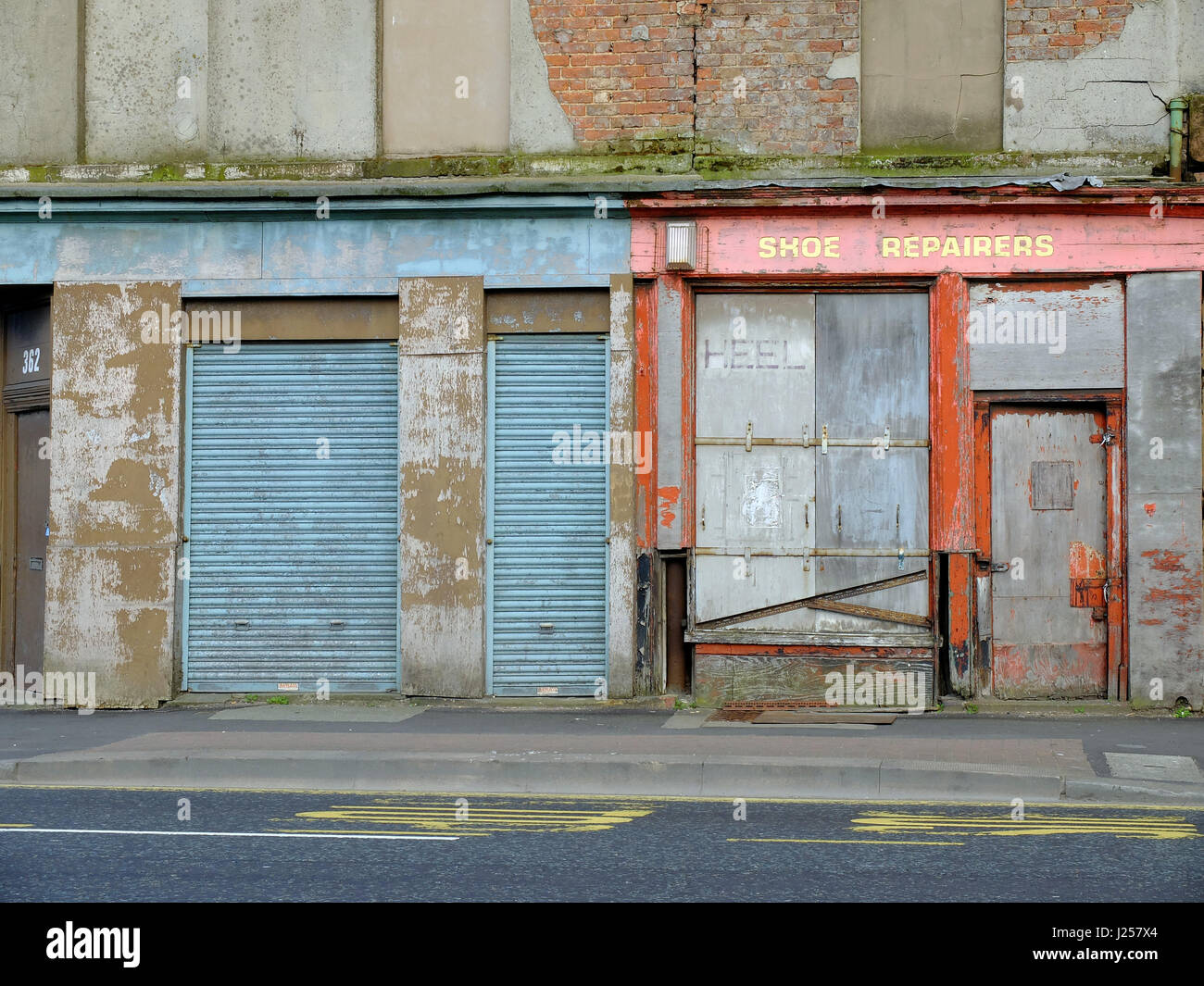 Empty derelict shops hi-res stock photography and images - Alamy
