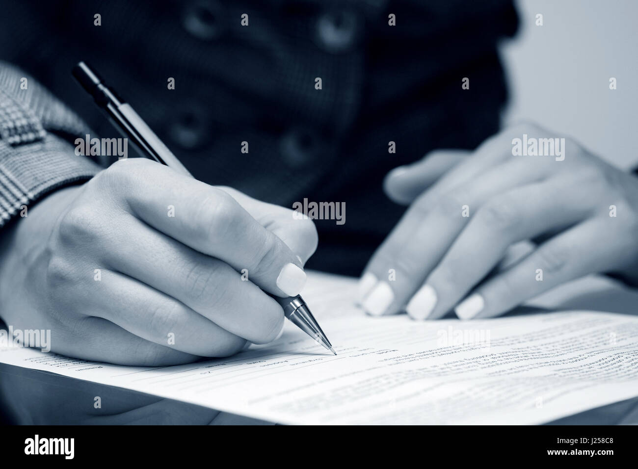 Business woman signing contract Stock Photo - Alamy