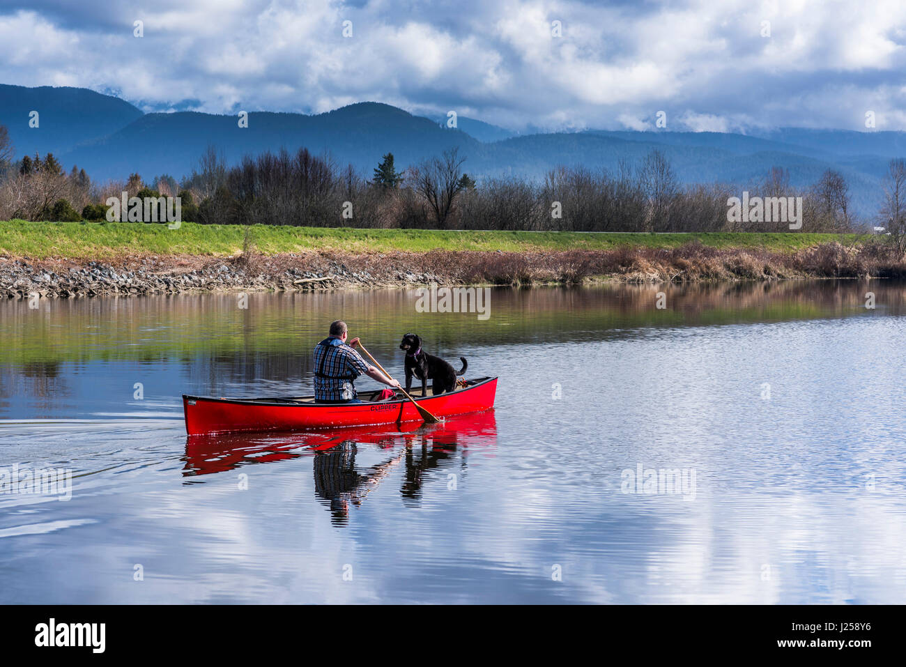 Red canoe hi-res stock photography and images - Alamy