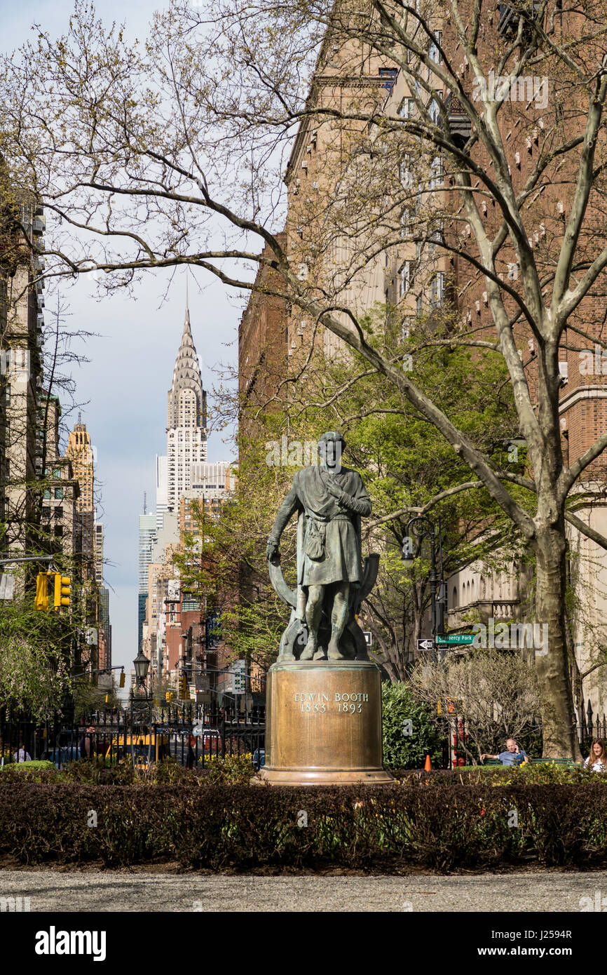 Edwin Booth Statue in Gramercy Park, NYC, USA Stock Photo - Alamy