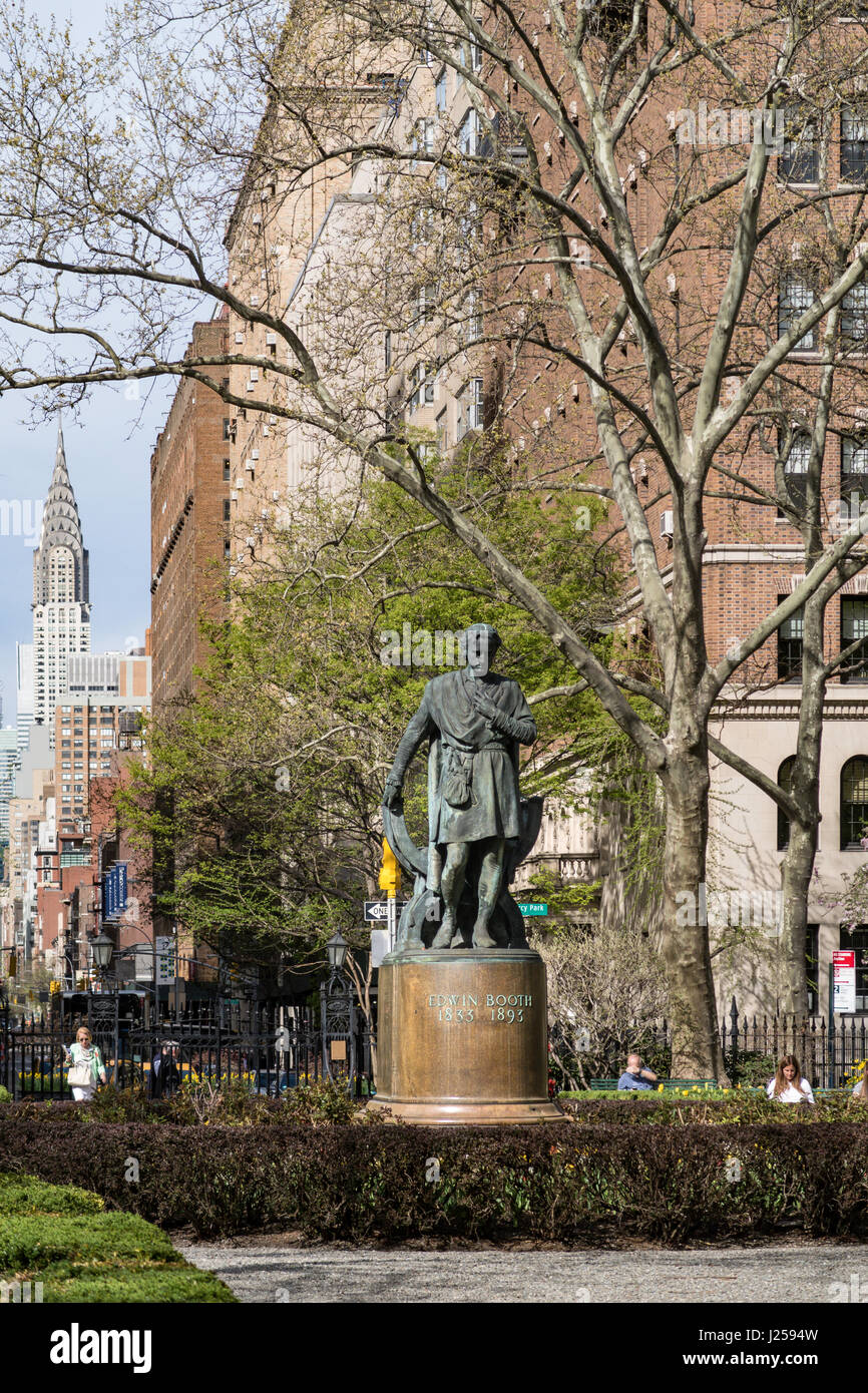 Edwin Booth Statue in Gramercy Park, NYC, USA Stock Photo - Alamy
